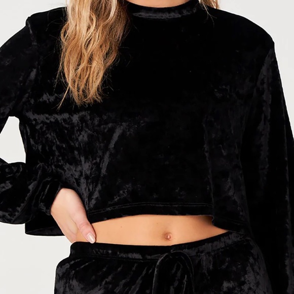 Onzie | Tops | Nwt Onzie Sm Crushed Black Velvet Long Sleeve Crop Top ...